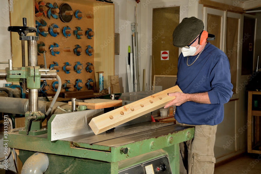 carpintero ebanista trabajando la madera en una maquina tupí Stock ...