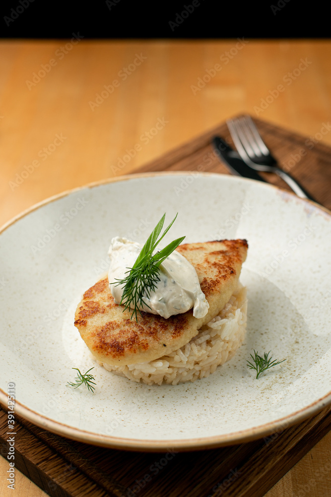 Steamed rice with roasted chicken fillet, close up on a wide plate ...