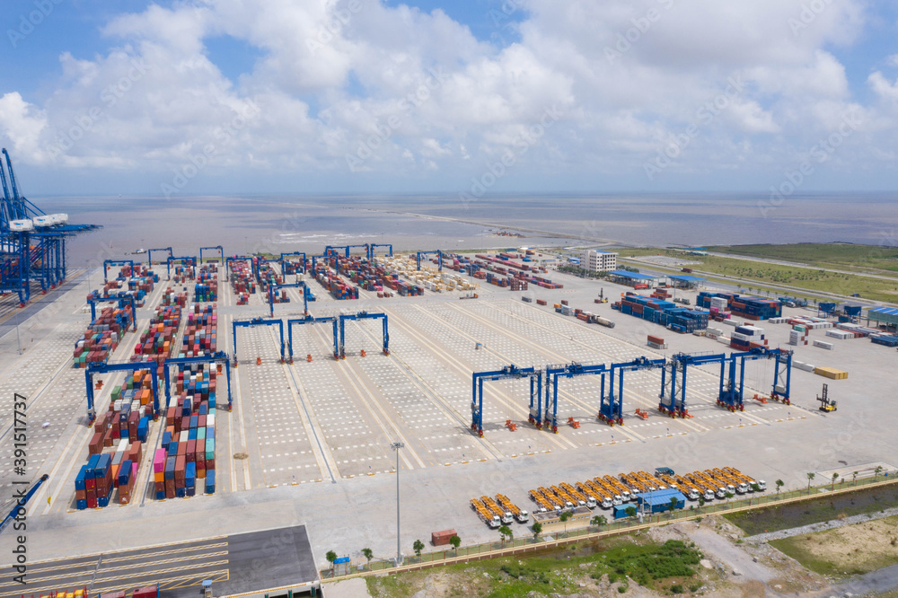 Foto de Aerial view, top view cargo ship port in the export, import by ...