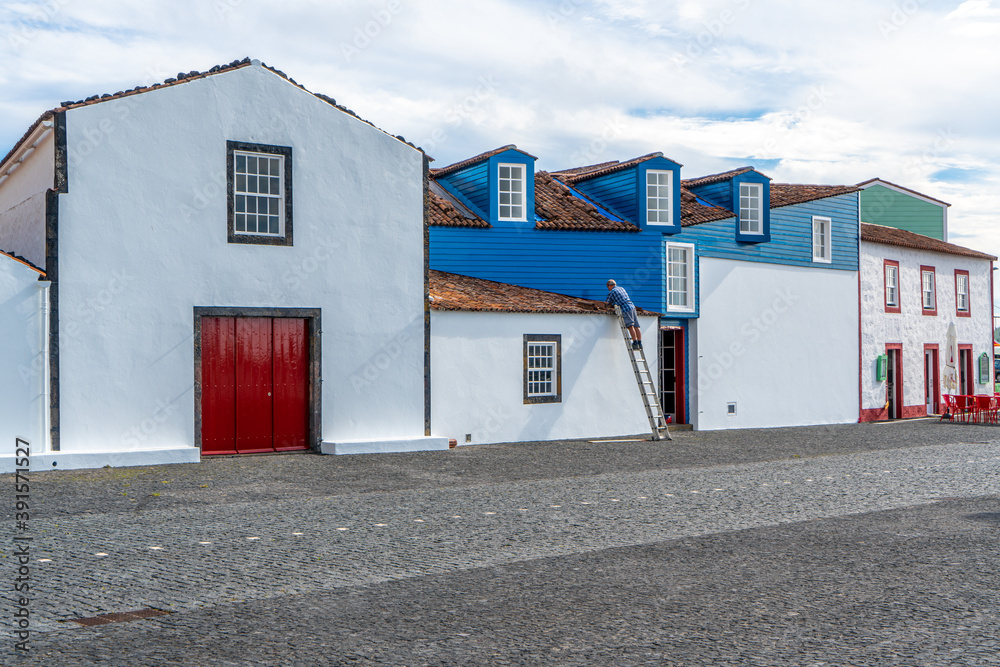 Foto de Azores, Island of Pico. Typical Azorean houses in the port of ...