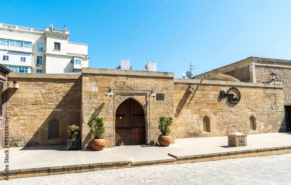 Foto de Baku, Azerbaijan – July 6, 2020. Two-storey caravanserai in the ...