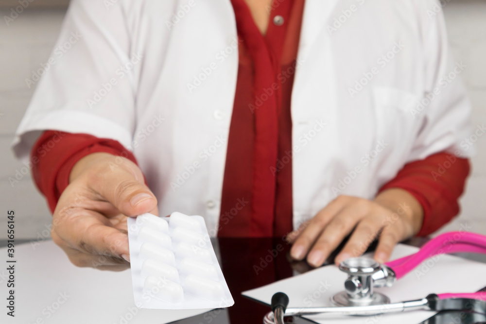 Doctor atendiendo consulta médica, recetando y entregando medicamentos ...