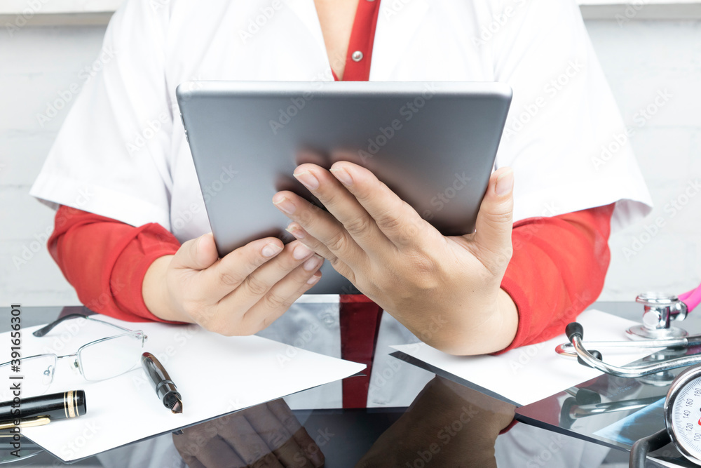 Doctor atendiendo consulta médica, recetando y entregando medicamentos ...