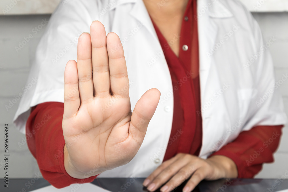 Foto de Doctor atendiendo consulta médica, recetando y entregando ...