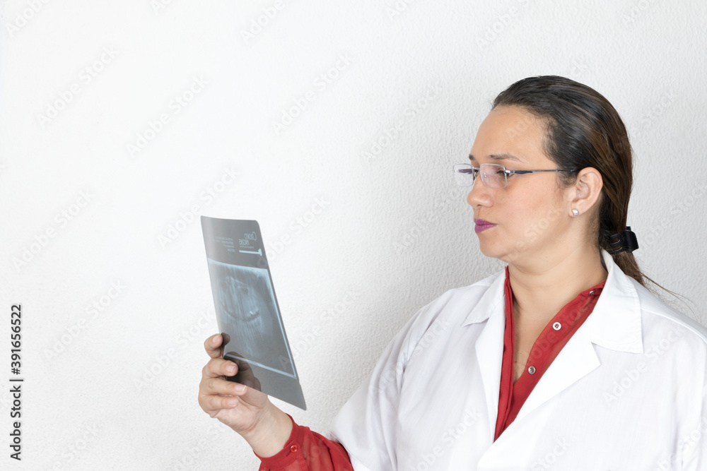 Doctor atendiendo consulta médica, recetando y entregando medicamentos ...