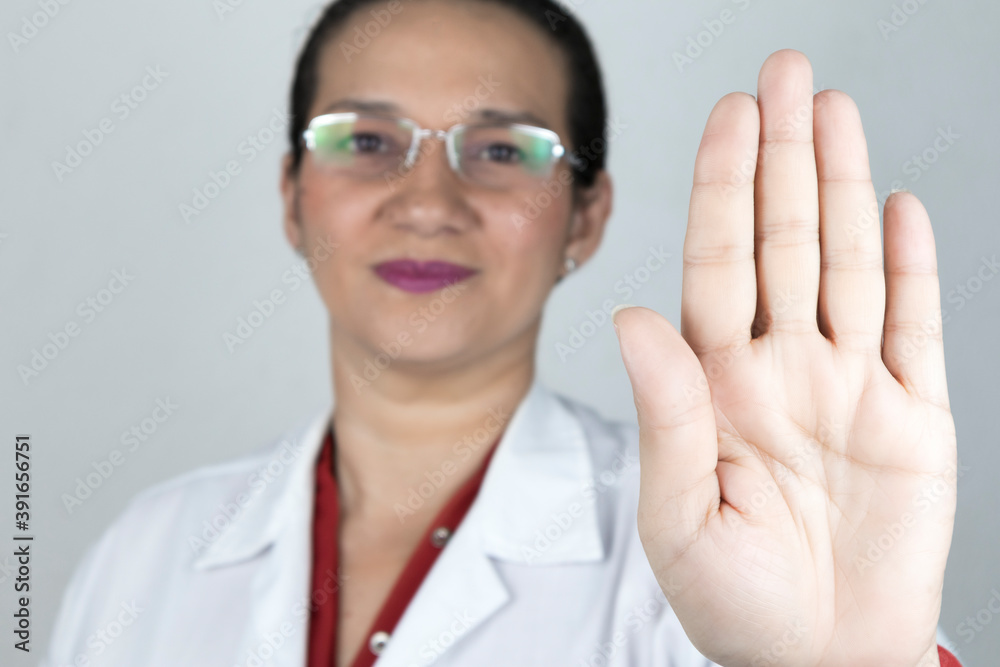 Doctor atendiendo consulta médica, recetando y entregando medicamentos ...