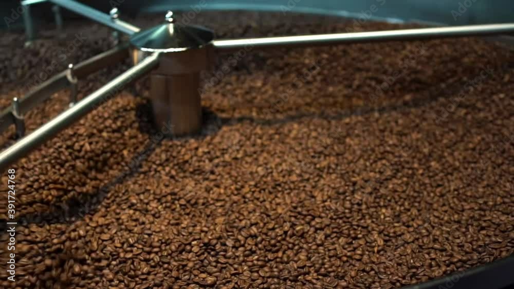 Vidéo Stock Coffee roaster Roasting is rotating the coffee beans to ...