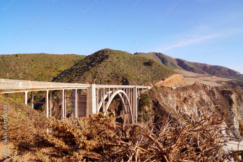 Foto de Landscape of Bixby Creek Bridge on beautiful West Coast and ...