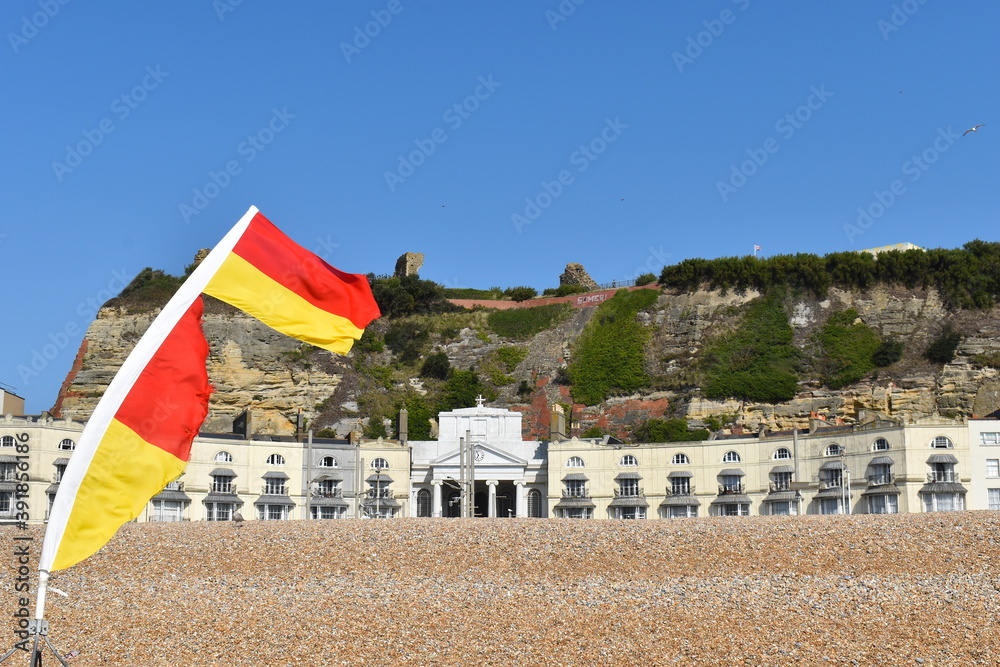Foto de Pelham beach flag Red and yellow means lifeguards are on patrol ...