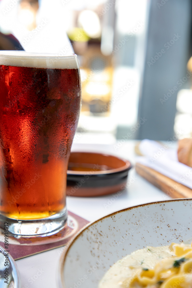 cerveza roja refrescante en la terraza de un restaurante para disfrutar ...