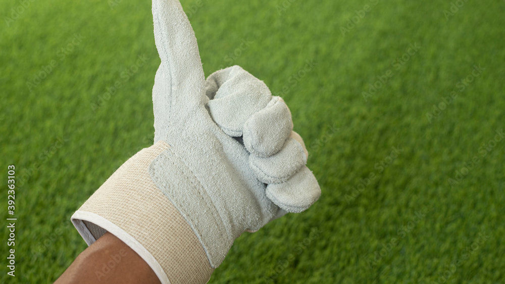 MANO MASCULINA CON GUNTE DE TRABAJO HACIENDO SEÑAL DE QUE TODO ESTA ...