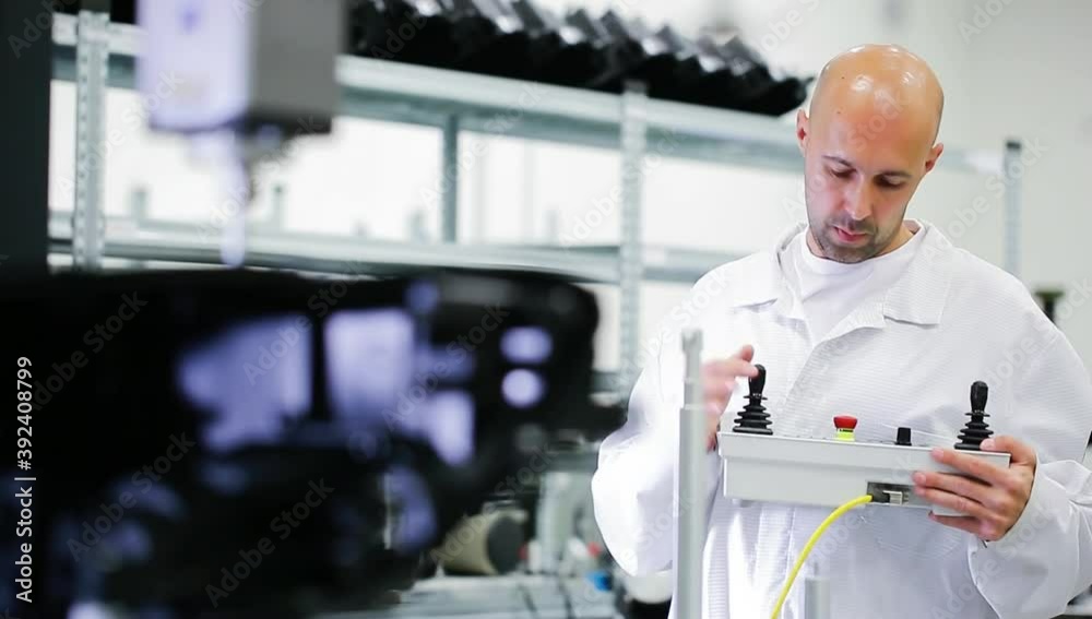 Stockvideo Professional quality engineer measuring on the 3D ...