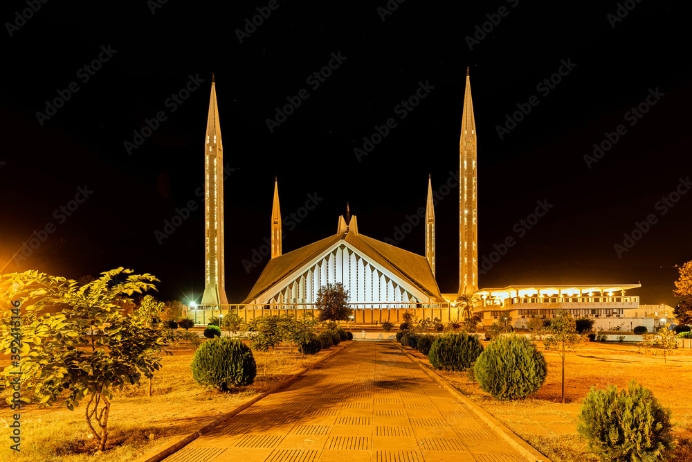 Foto Stock Night view of Shah Faisal mosque is the masjid in Islamabad ...