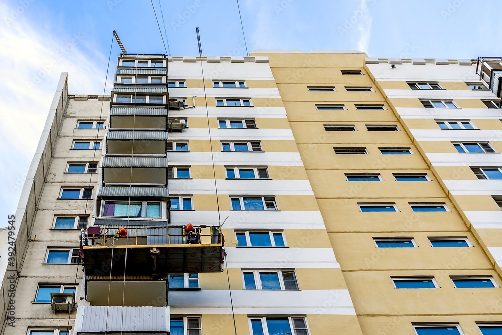 Suspended platform or cradle for construction, installation and repair ...