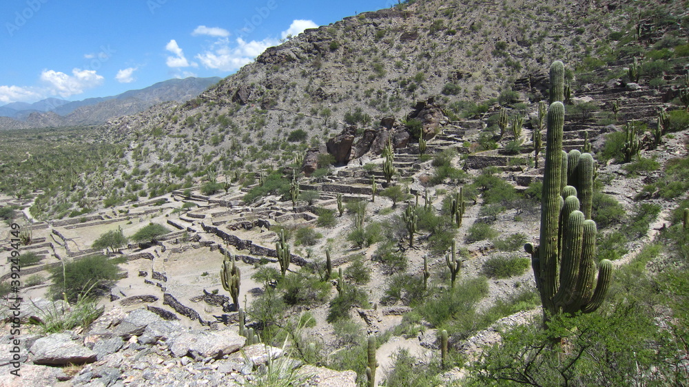 Vista de las ruinas arqueológicas de un antiguo asentamiento de los ...