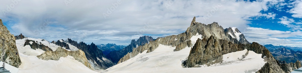 Panoramica da Punta Helbronner (3462 metri) con vista del Dente del ...