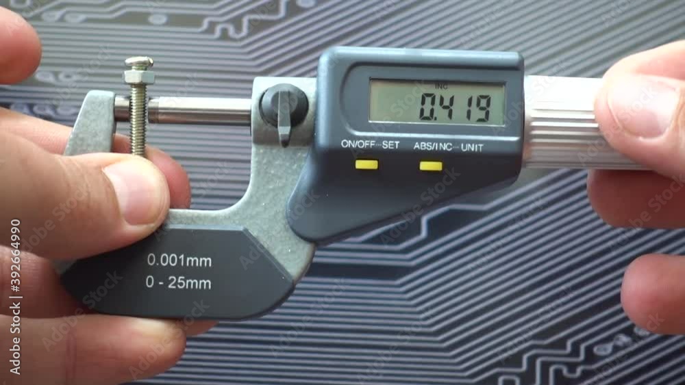 Stockvideo Engineer working with precise micrometer with digital ...