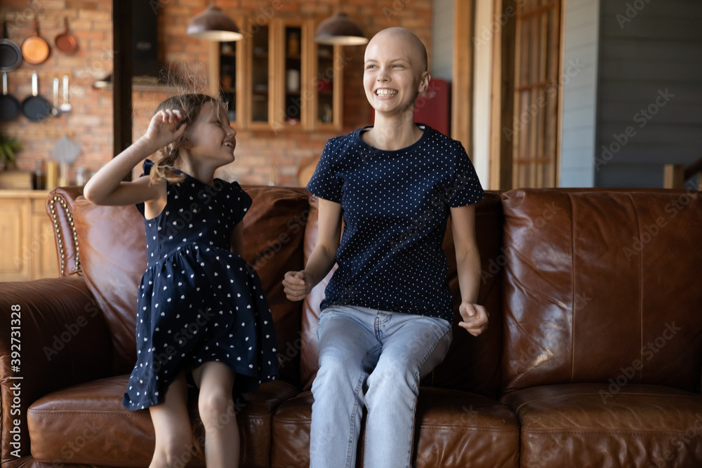 Fotka „Welcome every moment of life. Overjoyed laughing hairless mother ...