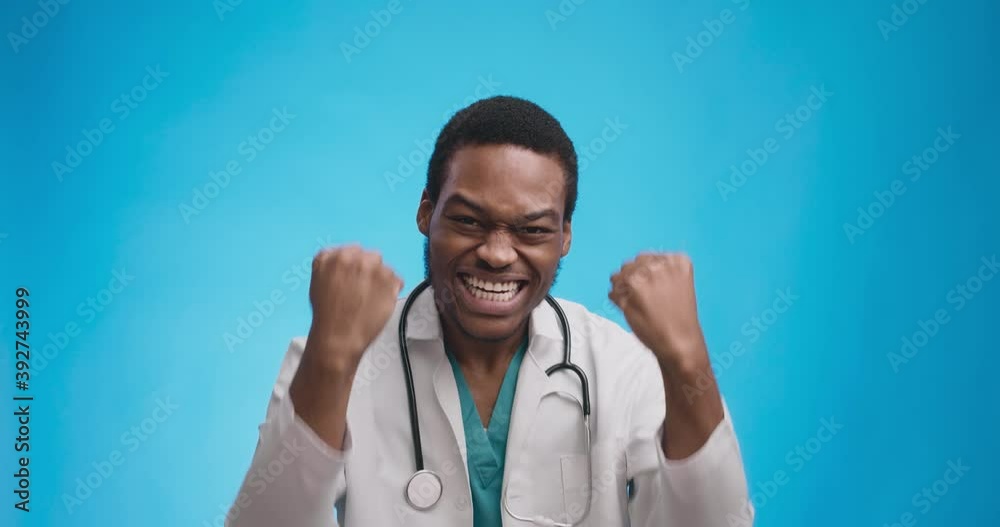 Vidéo Stock Happy excited african american doctor cheering and ...