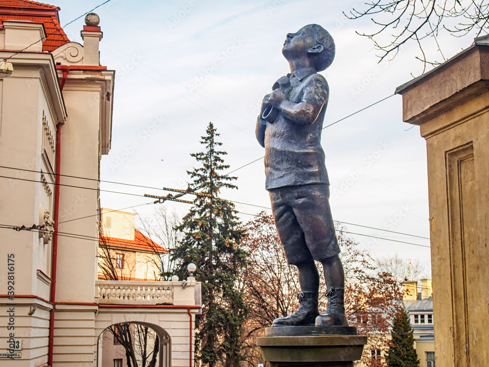 Fotka „VILNIUS, LITHUANIA-NOVEMBER 24, 2017: Statue of a little boy by ...