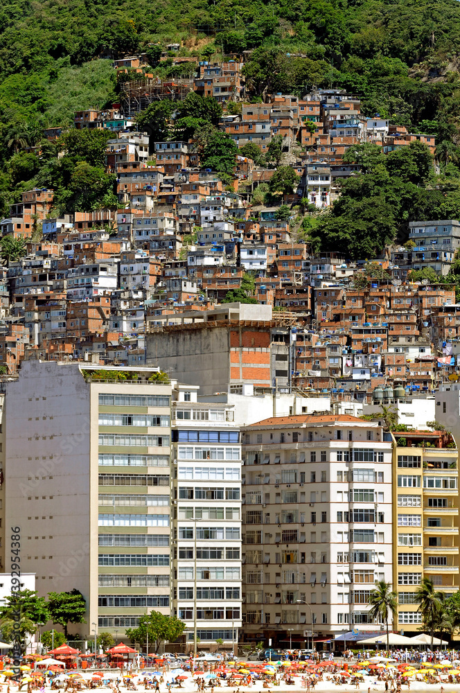 Praia de Copacabana e Favela Pavão Pavãozinho no fundo. Stock Photo ...
