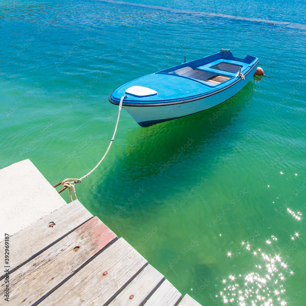 barque bleue sur une mer turquoise, un air de vacances en été en ...