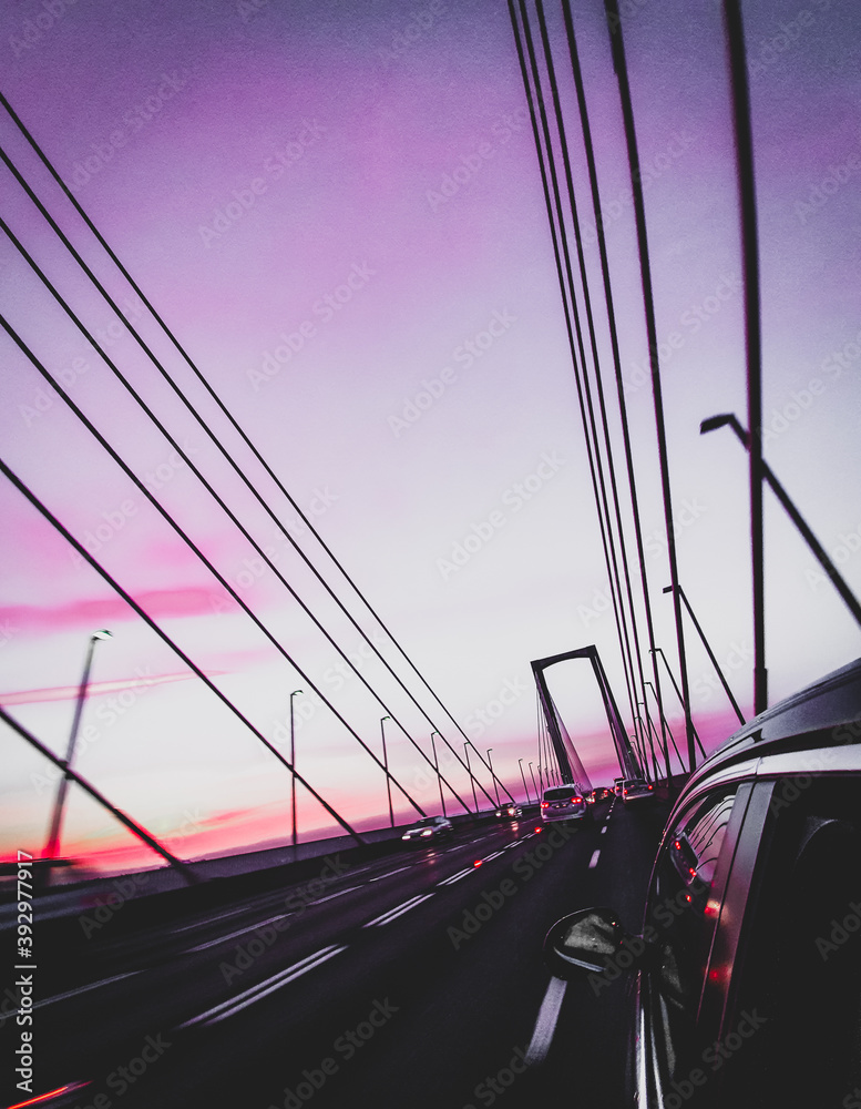 Purple sunset sky. Atardecer cielo morado en el Puente del Centenario ...