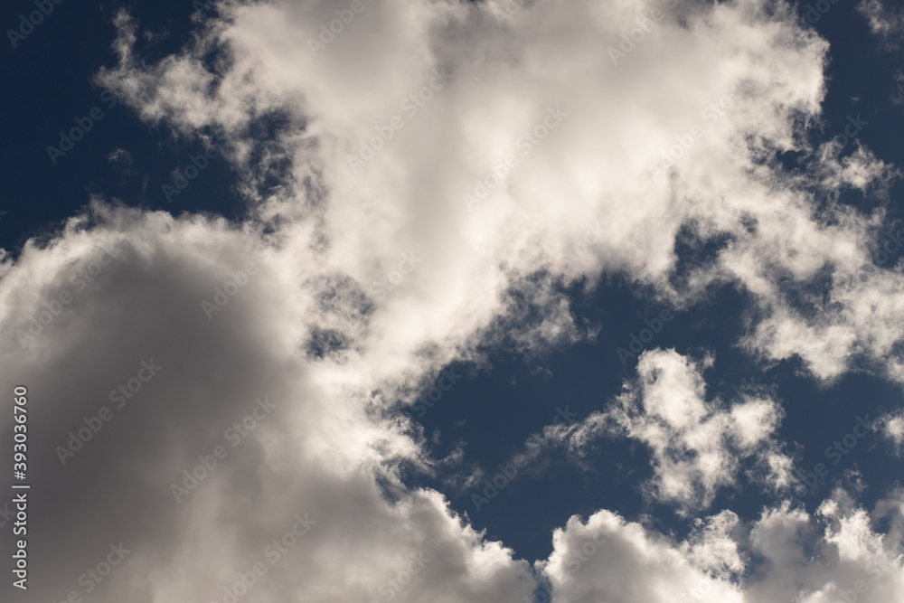 El cielo azul vertical con nubes densas y esponjosas blancas creando ...