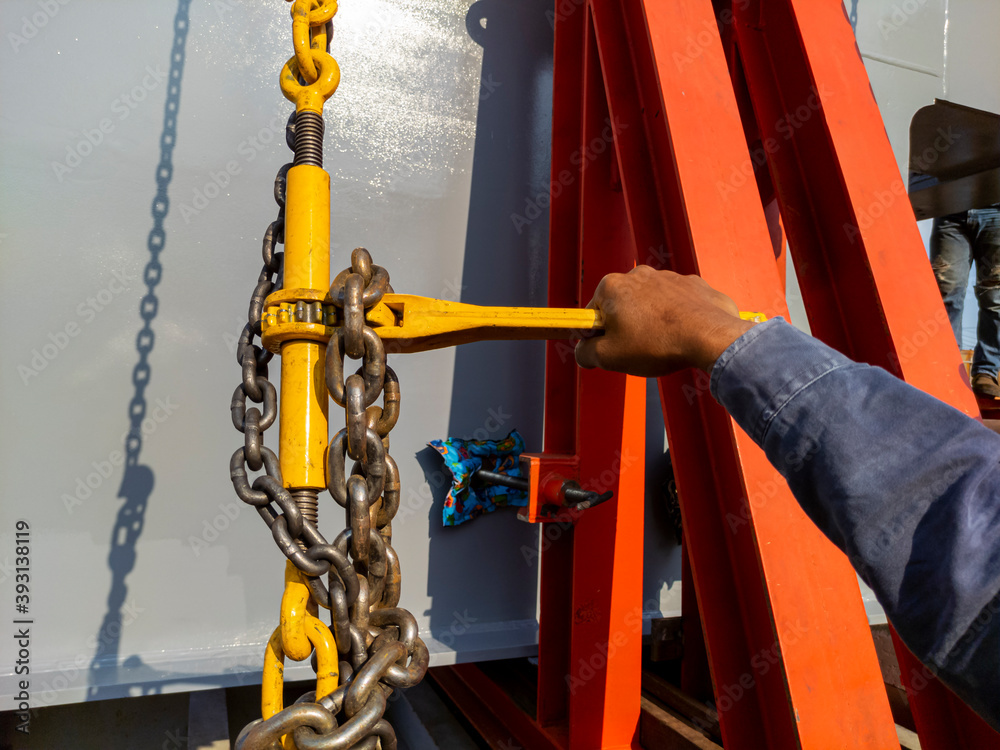 Fastening of steel girder on trailer with ratchet binders or lever ...