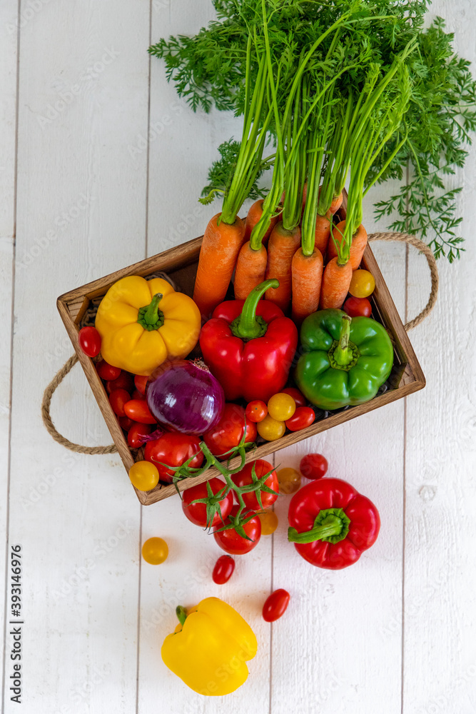 Fotka „Une caisse de légumes fraiche avec des tomates, des oignons,des ...