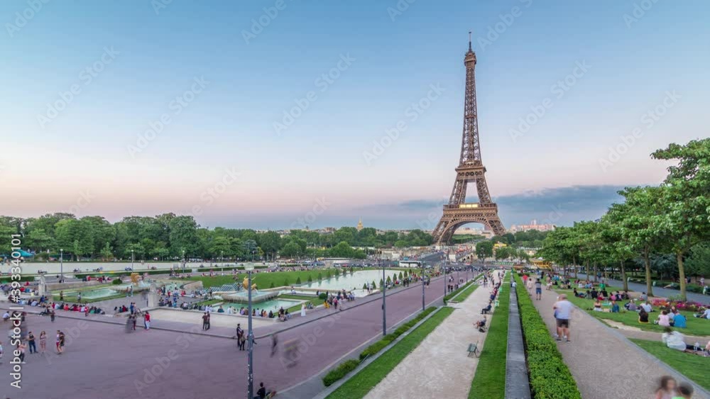 Sunset view of Eiffel Tower timelapse with fountain in Jardins du ...