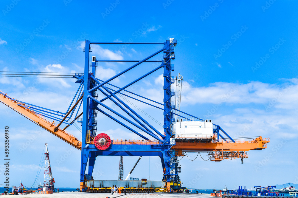 Transporting huge quay crane using self-propelled modular transporter ...