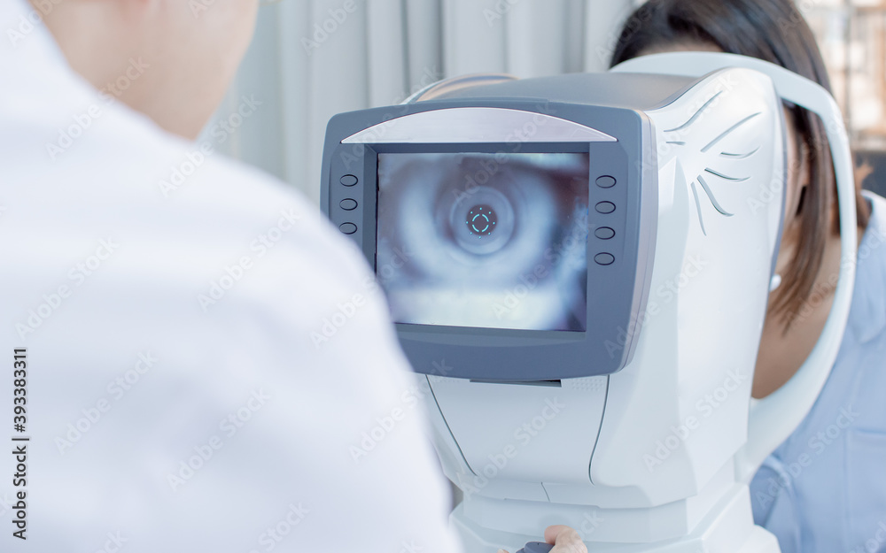 Foto de Machine for eyesight test in optical laboratory do Stock ...