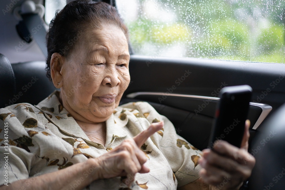 Foto de Very old Asian passenger woman age between 80 - 90 years old ...