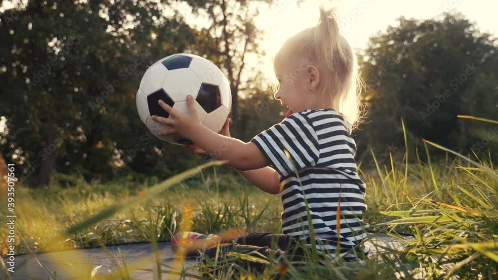 Vidéo Stock little girl in the park playing ball. happy family camping ...