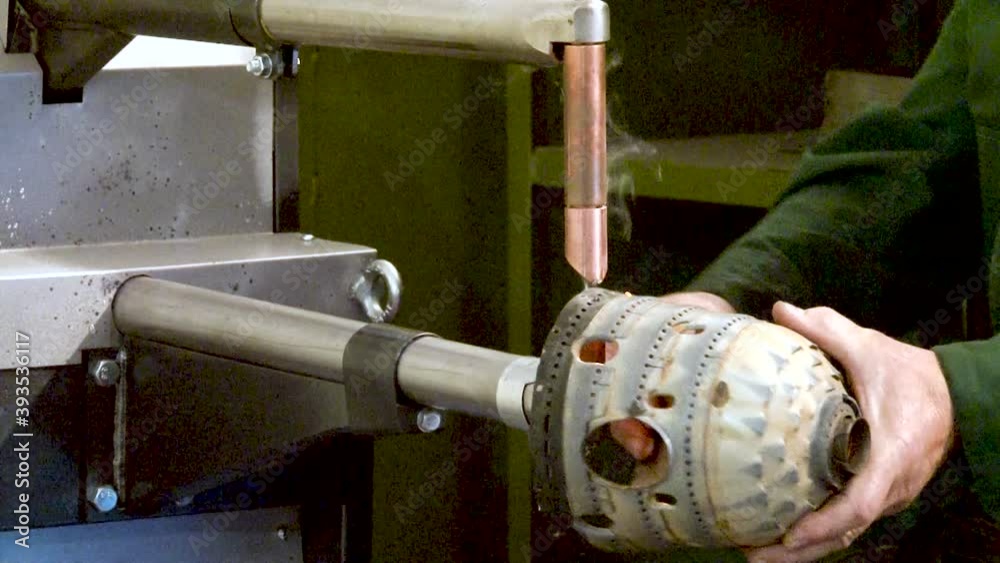 Vidéo Stock Spot welding of casing of combustion chamber of aircraft ...