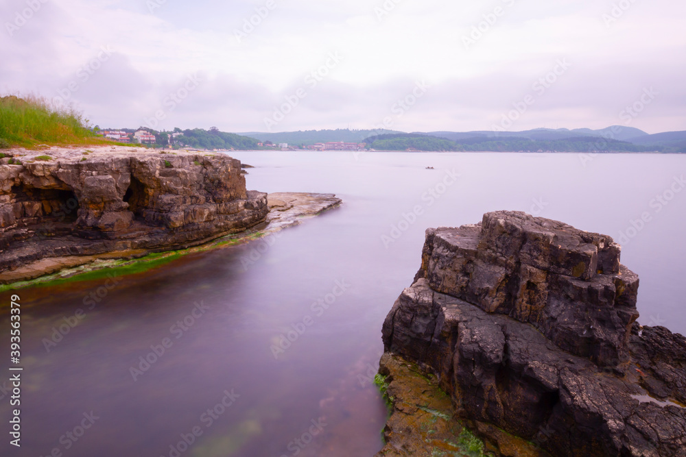 Foto de The cliffs formed by the effect of waves and wind processed ...