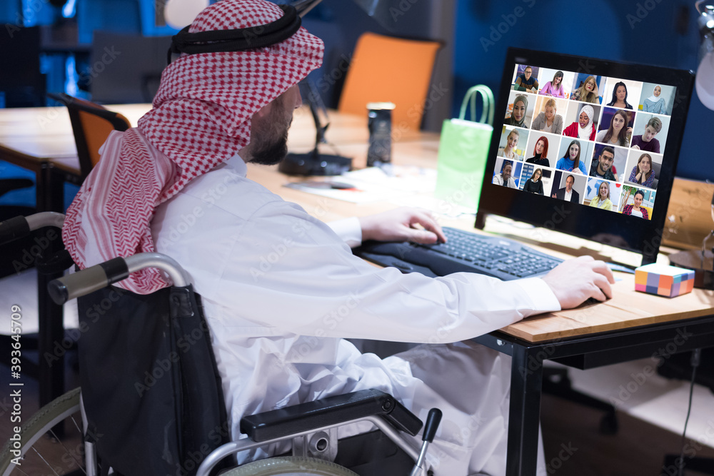 Foto de Handicapped Arabic businessman in tradition suit working in ...