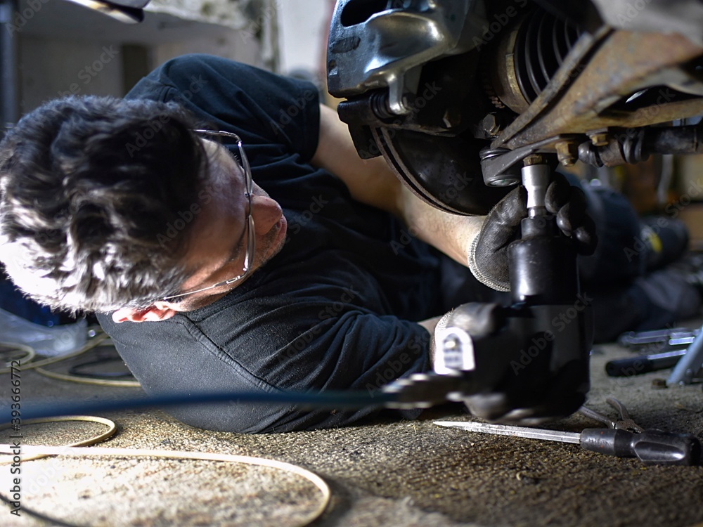 Foto de disassembly car front lowe axel ball joint using pneumatic ...