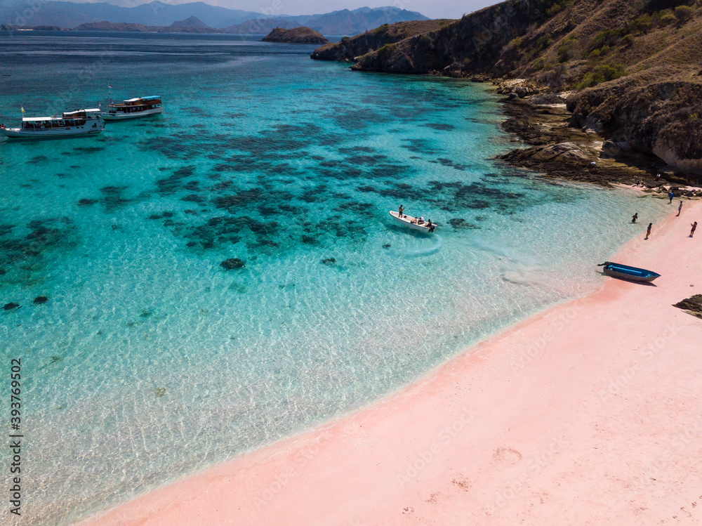 Foto de Pink Beach in Padar Island Komodo National park, Indonesia ...