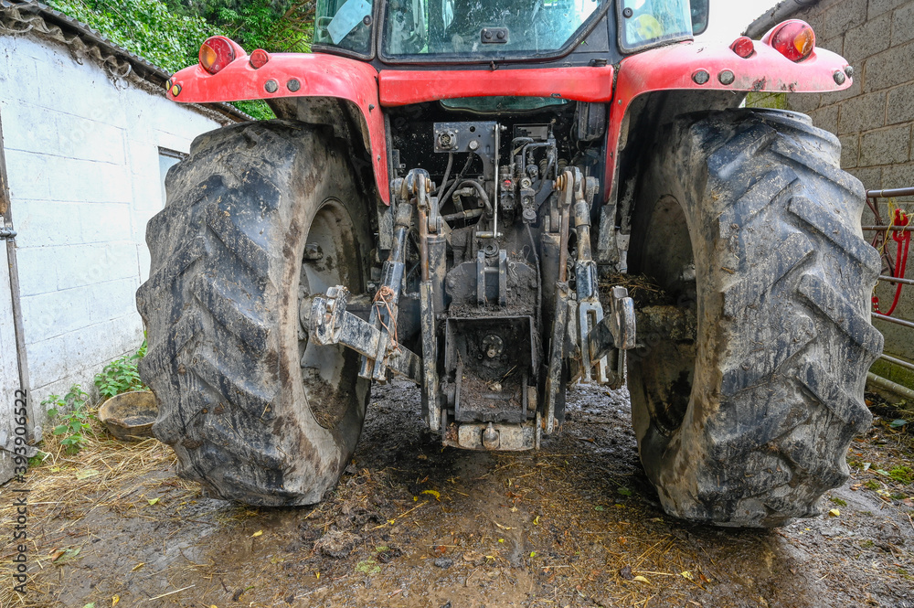 Foto de The back end of a tractor showing the power take of point and 3 ...