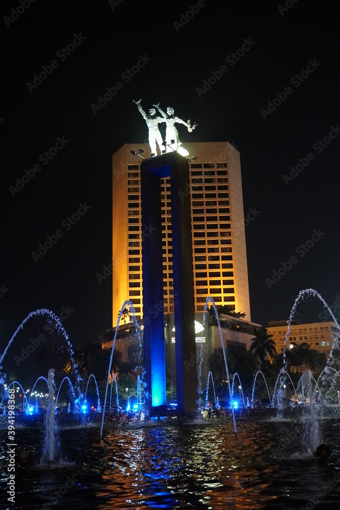 Foto de Colorful fountain show at iconic statue of Patung Selamat ...