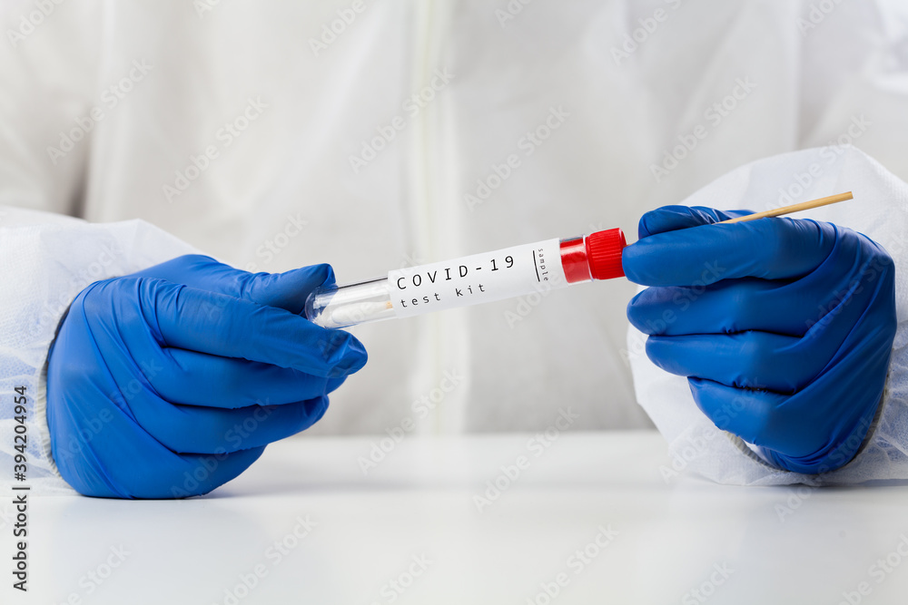 Foto de Lab technician holding swab collection kit,Coronavirus COVID-19 ...