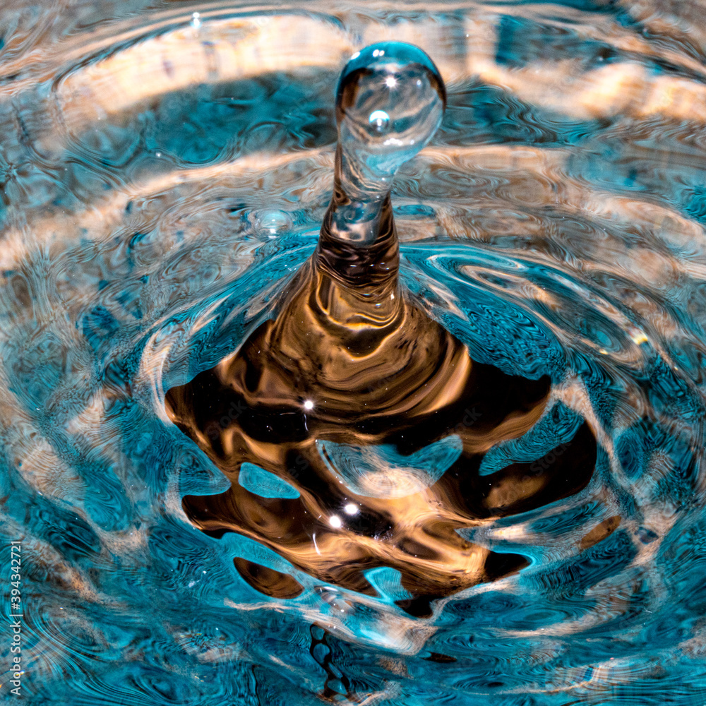 Water droplets form beuatiful and psychedelic patterns in water Stock ...