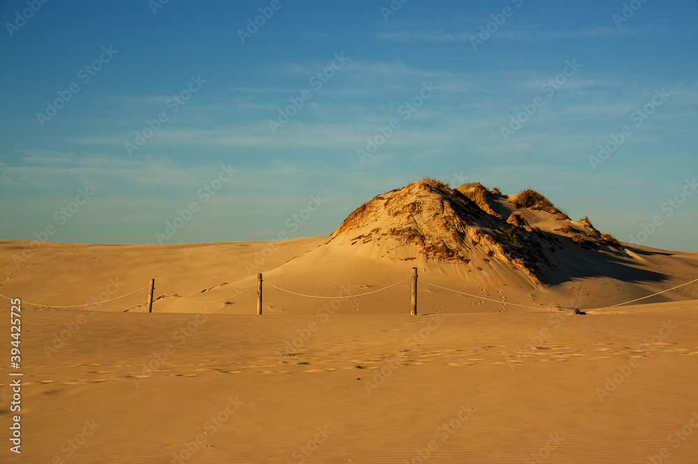 Krajobraz pustynny błękitne niebo i ruchome piaski w pięknym świetle ...