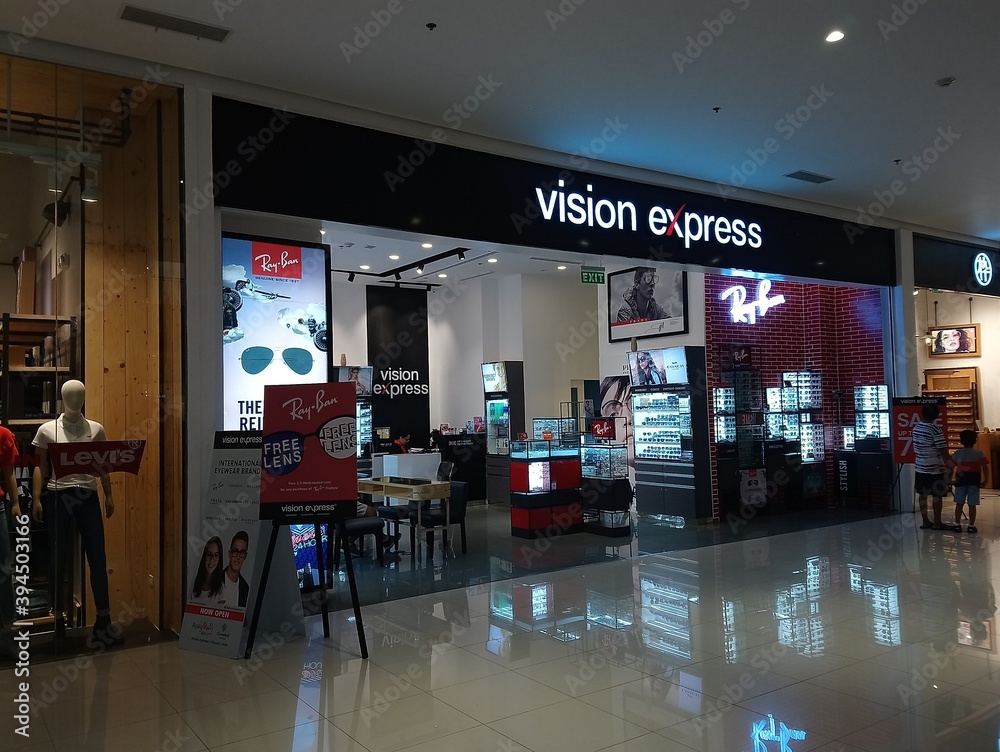 Vision express facade at Ayala Malls cloverleaf in Quezon City ...