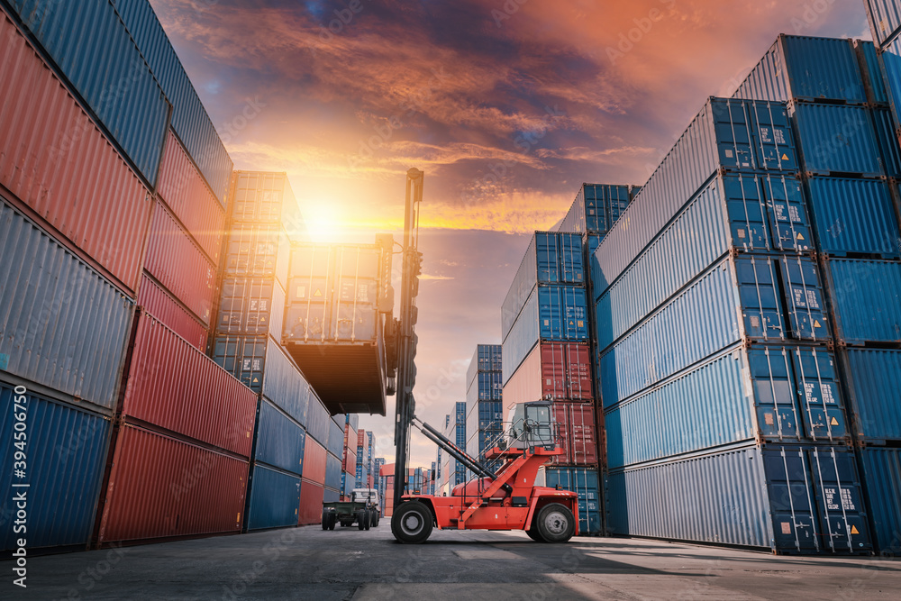 Foto de Container Ship Loading of Import/Export Freight Transportation ...