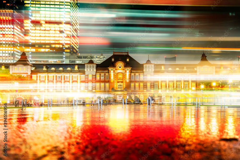 Foto de Rainy Tokyo Marunouchi / Buildings reflected in a puddle ...