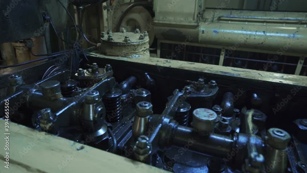 Vidéo Stock The old diesel engine is running. The motor valves are ...