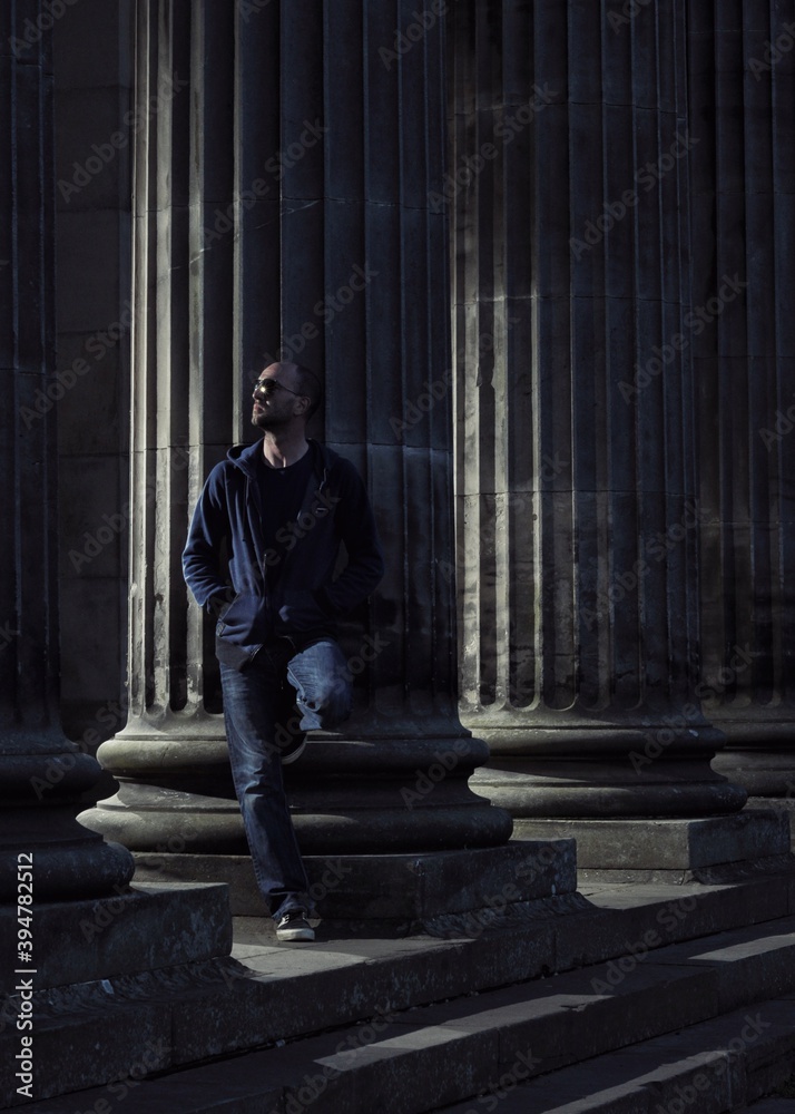 Foto de Full Length Of Man Leaning On Architectural Column do Stock ...
